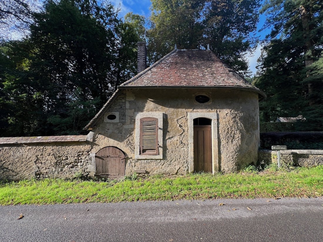 Remarquable château et sa tour de guet ISMH · Les Belles Maisons