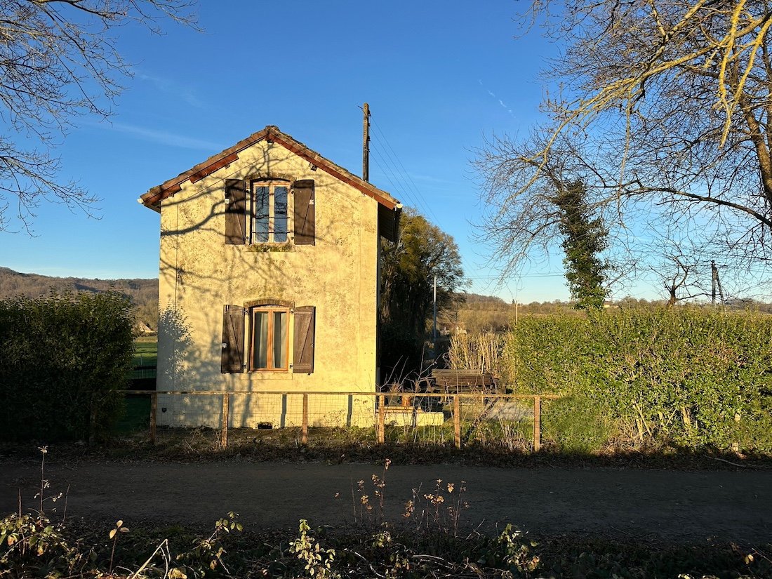 Ancienne maison de garde-barrière · Les Belles Maisons