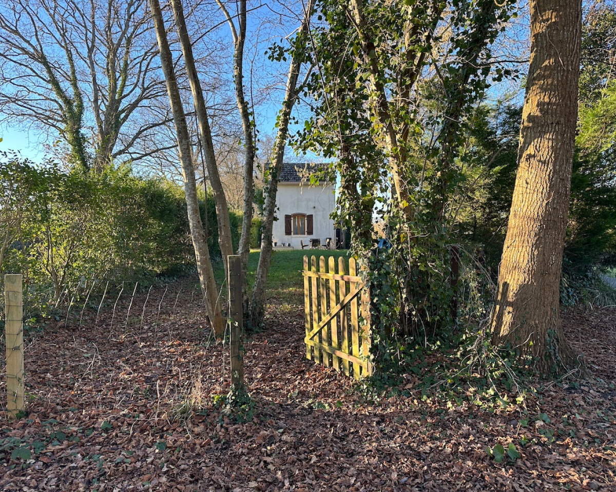 Ancienne maison de garde-barrière · Les Belles Maisons