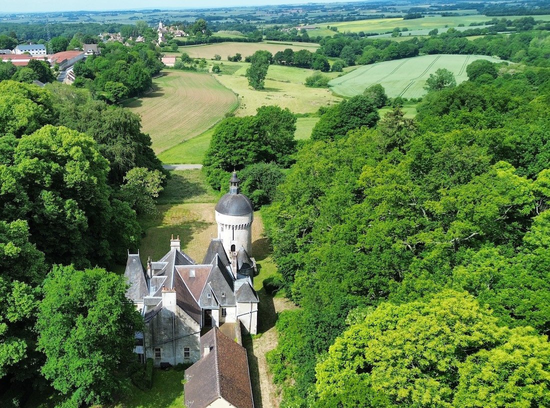 Remarquable château et sa tour de guet ISMH · Les Belles Maisons